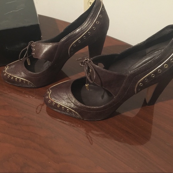 Saks Fifth Avenue | Shoes | Saks Fifth Ave Sftrisha Chocgold Womens Pump 95 | Poshmark